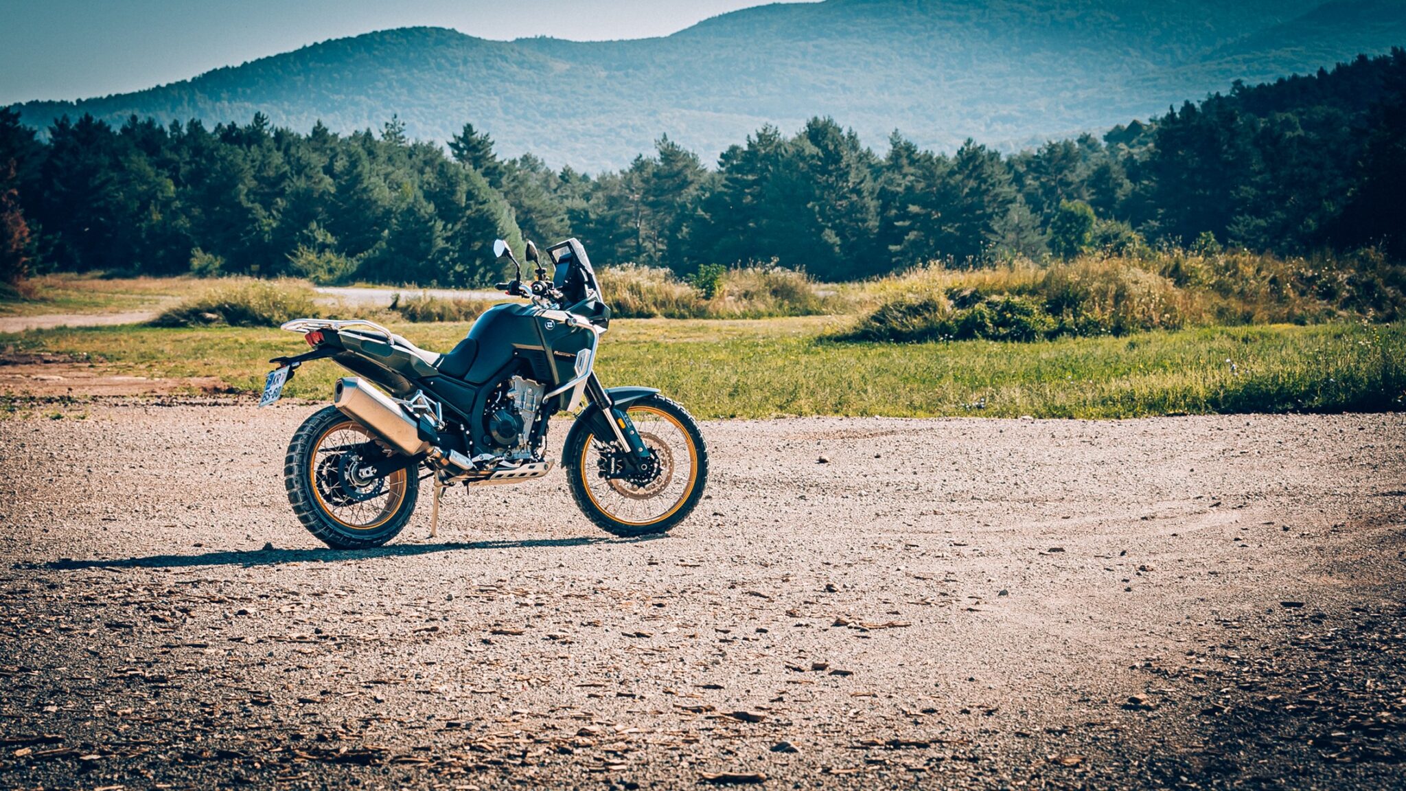 KOVE 800X PRO – test najlažjega potovalnega motorja